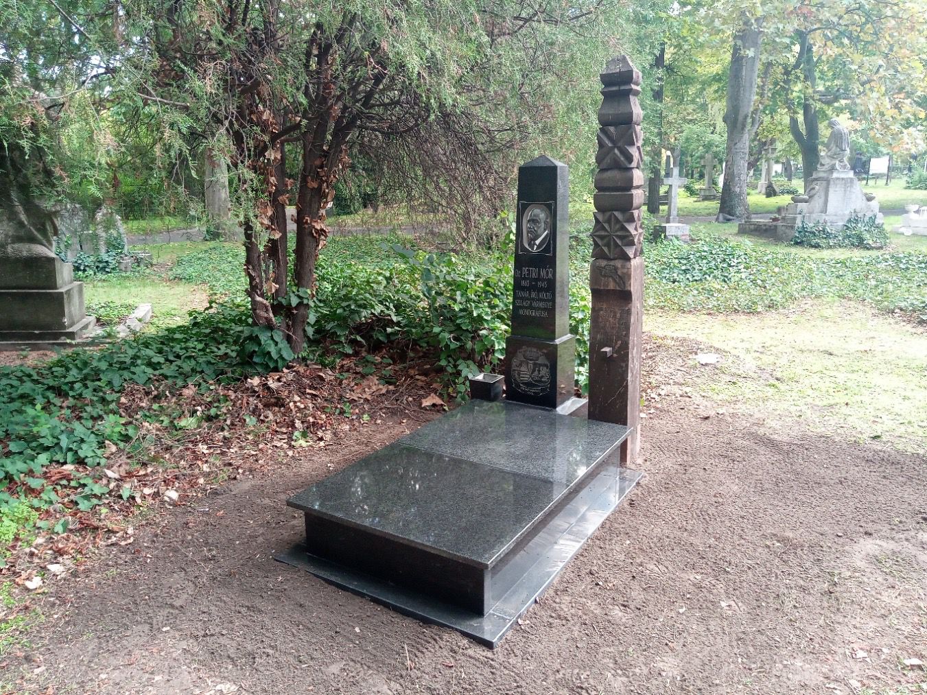 ESEMÉNY dr. Petri Mór felújított síremlékének avató ünnepsége ...